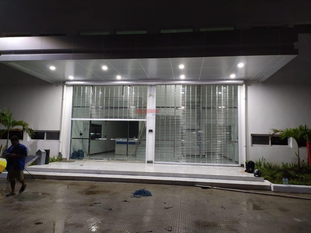Pemasangan Pintu Rolling Grille Stainless Otomatis di Boyolali, Jawa ... Pemasangan Pintu Rolling Grille Stainless Otomatis di Boyolali, Jawa ...